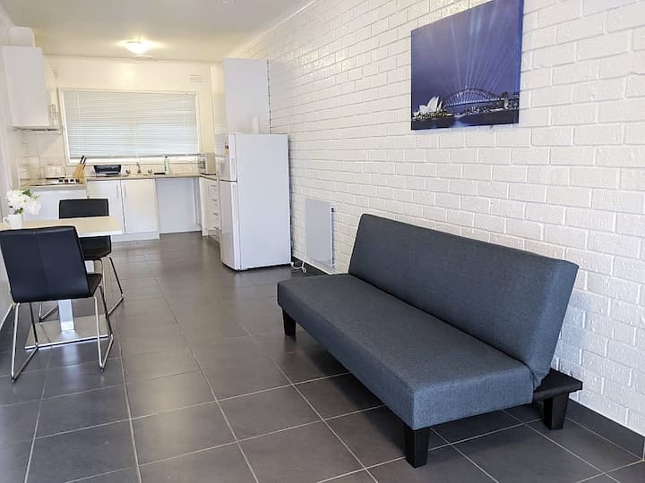 Private Villa Near Train Station - Melbourne