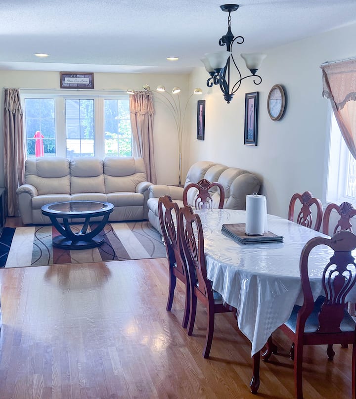 Cozy Bedroom 10 Mins To Hwy 417 - Kanata