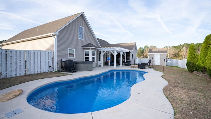 4 Miles To The Beach, Pool, Hot Tub, Sauna & Gym! - Surf City, NC