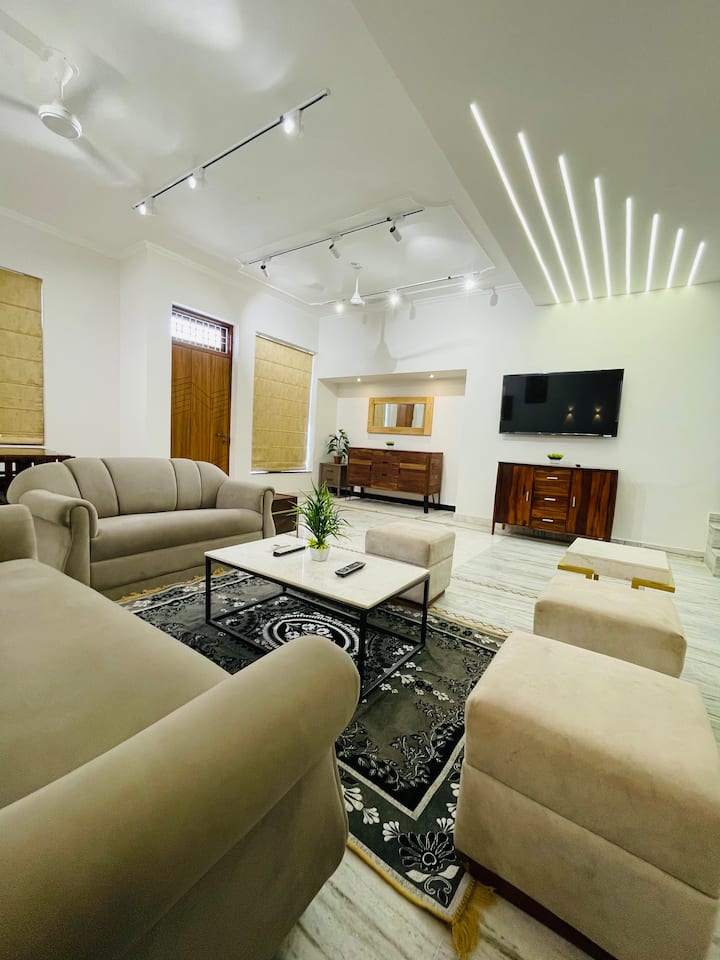 Luxury Haven: 4bhk Villa Retreat - Jaipur