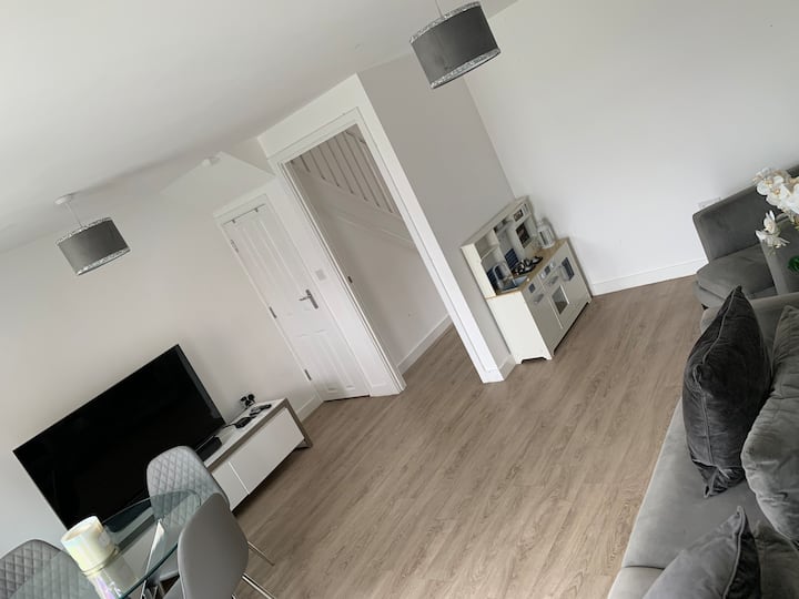 Spacious, Clean Two Bed House With Free Parking - Luton
