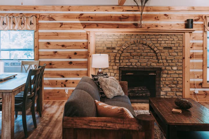 Sam's Creek Retreat W/ Hot Tub & Fire Pit! - Laurelville, OH