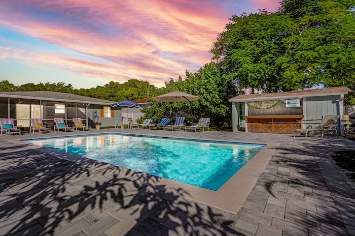 “Blue Lagoon” Heated Pool! Near Beach + 5th Ave - Naples, FL