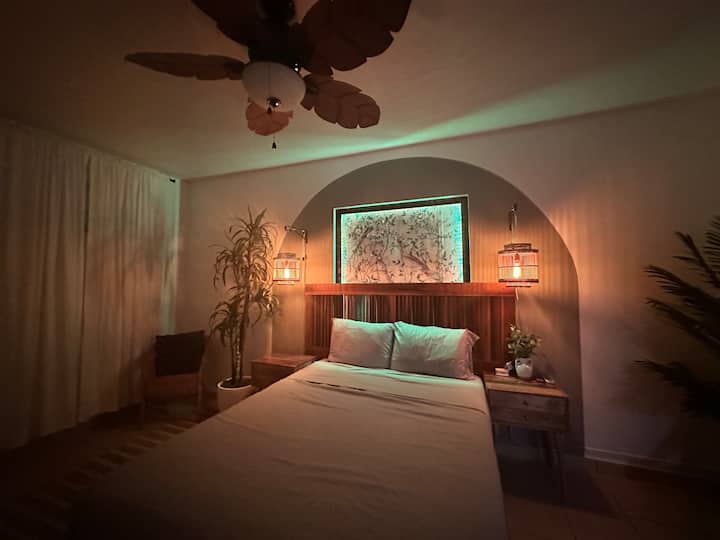 Eclectic Art Apmt | 2br 2ba + Near Beach! - San Juan