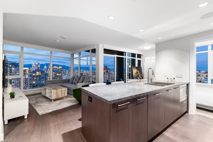 Beautiful Place With Water And Mountain Views - Vancouver