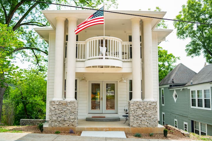 Downtown Historic Loop Downstairs Queen Free Park! - Eureka Springs