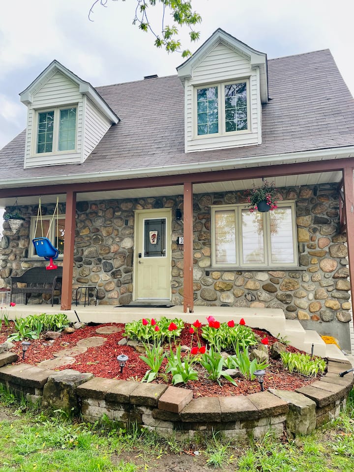 Big Home Near Metro - Laval