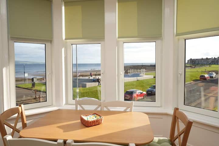 Large Beach View Apartment - Ardrossan