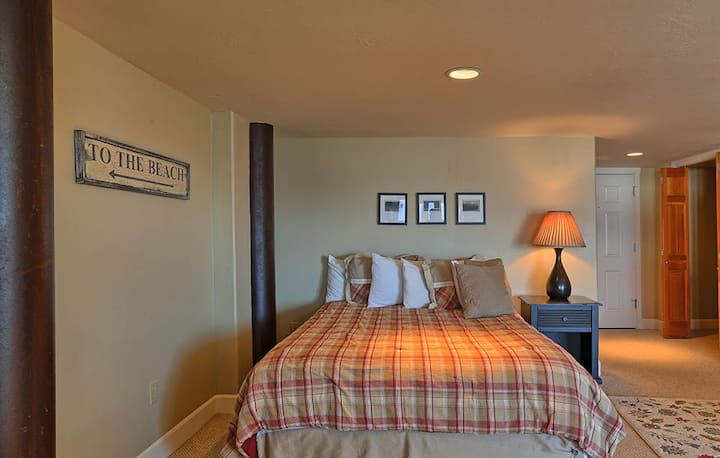 Beachfront Lodge Room #608 - Homer, AK
