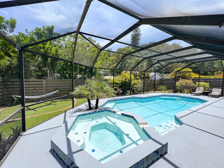 Deja Blue Villa Salt Water Heated Pool & Spa - Sarasota, FL