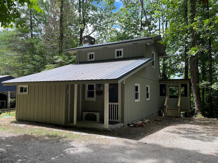 Adorable Cabin In Prime Location Near Lake Burton - Lake Burton, GA