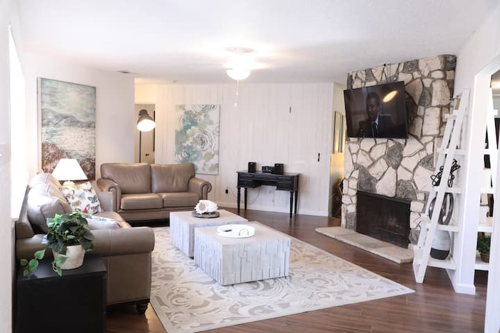 Sleeps 20! Near Bulldog Stadium - Fresno, CA