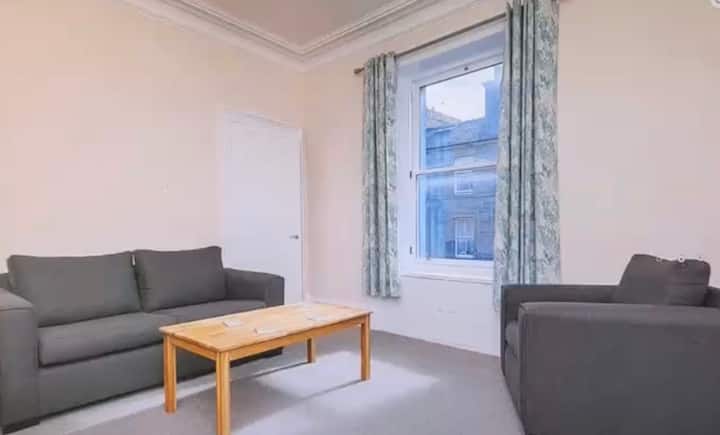 2 Bedrooms Entire Flat In Newington - National Library of Scotland