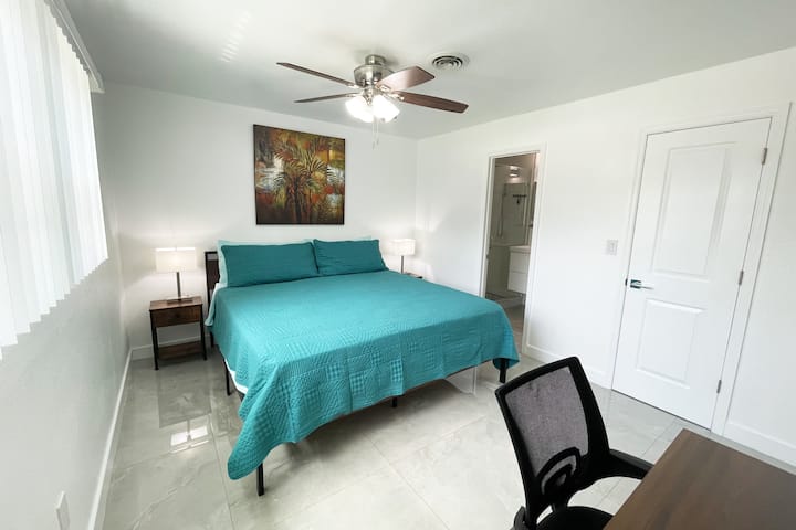 Pristine & Modern King Suite W/ Private Bath - West Palm Beach, FL