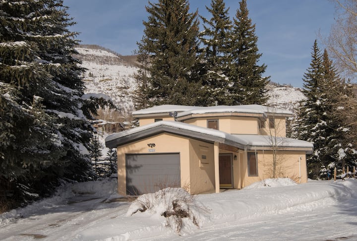 The Gore Creek Inn I Private Creek & Backyard - Vail, CO