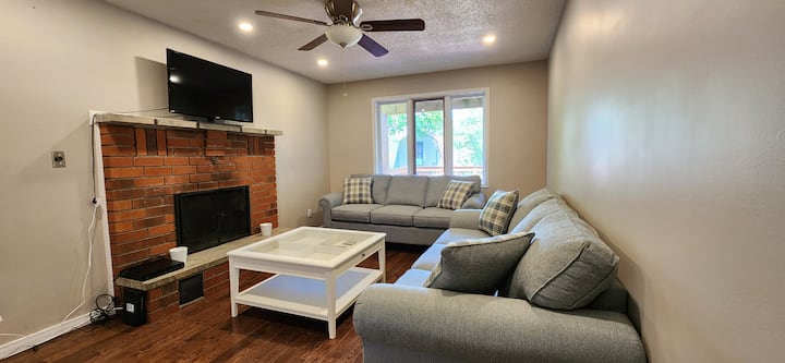 All Season Waterfront Home In Quinte West - Brighton