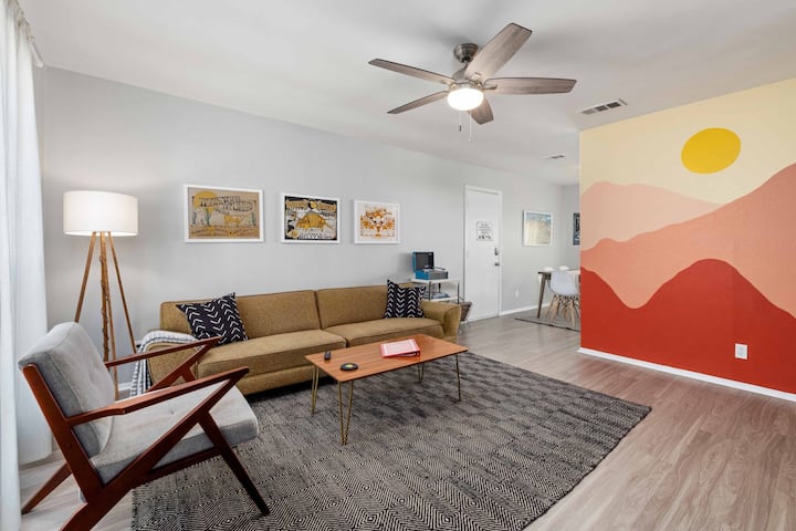 Groover's Paradise: Artsy Austin House W/big Yard - Austin, TX