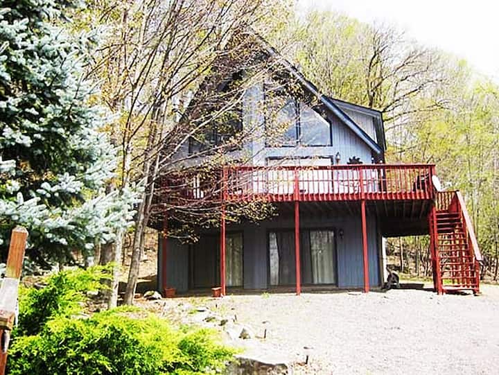 5 Br/3 Ba Chalet In The Hideout - Lake Ariel, PA