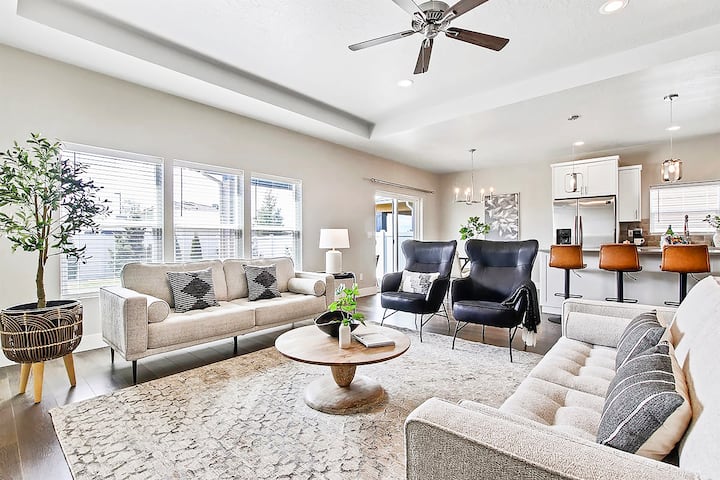 Voted Top 10% Spotless Spacious Prime Location - Meridian, ID