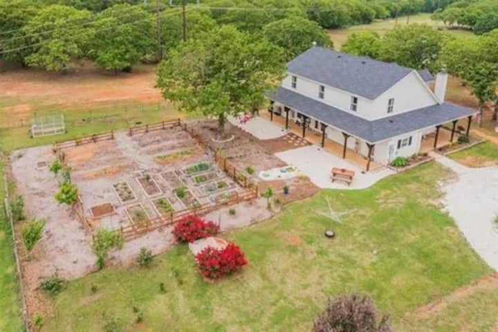 Sprawling County Estate • Sleeps 25+ • Pool - Keene, TX