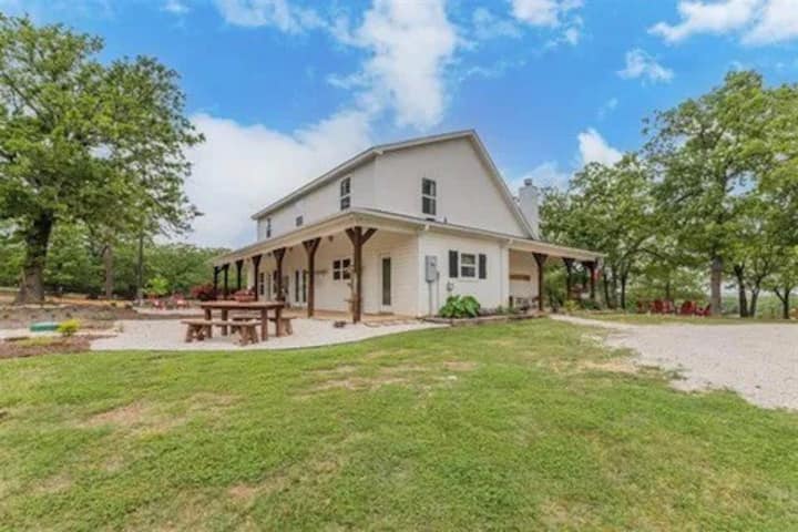 Sprawling County Estate • Sleeps 25+ • Pool - Keene, TX