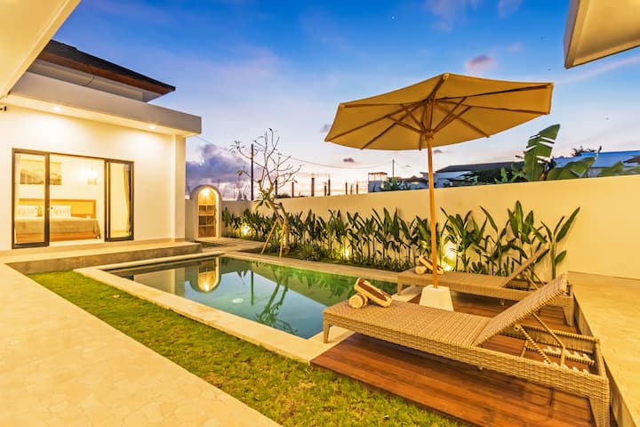 Villa Celestial: Modern 2br, Gym Steps Away - Canggu