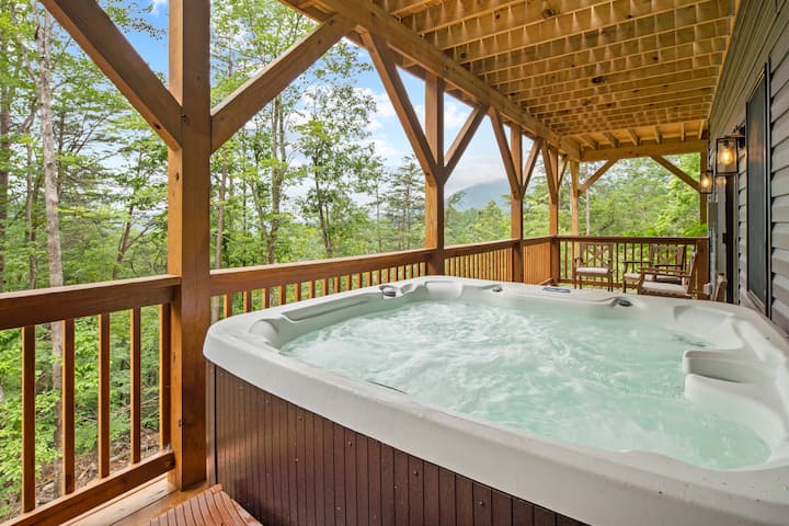 Above It All Hot Tub Views Rumbling Bald Sleeps 11 - Lake Lure, NC