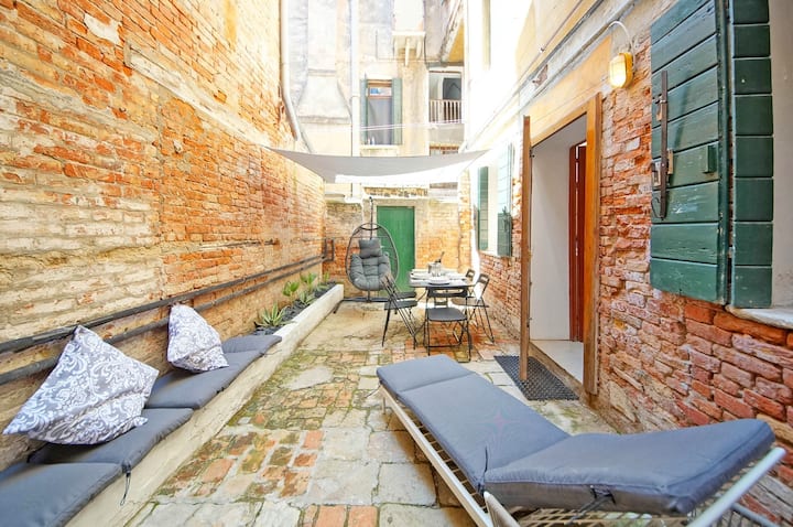 Centre De Venise : Vue Des Gondoles Et Cour Privée - Venedig