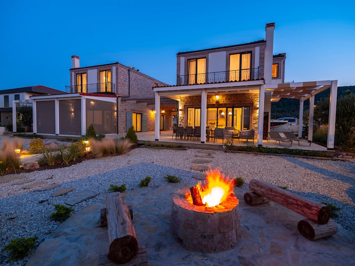 Cunda'da Denize Sıfır Taş Ev. - Ayvalık