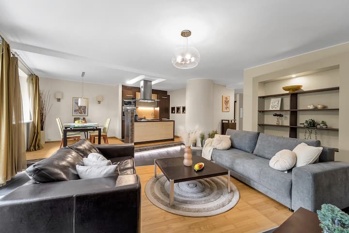 90m2 Prestige Suite - Parking & Jacuzzi & Aircon - Warsaw