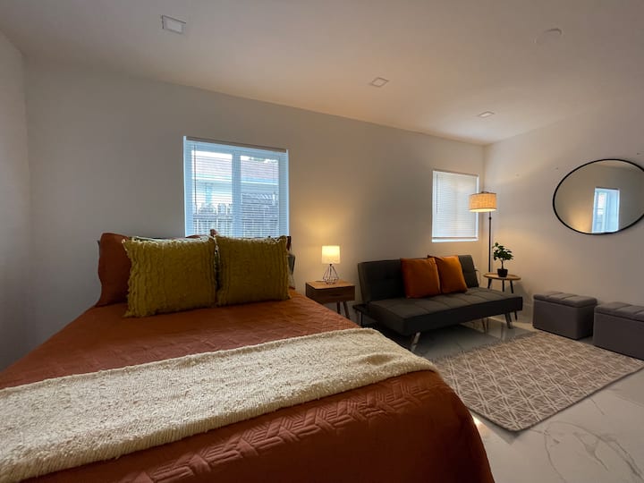A Cozy & Spacious Studio W/parking Great Location - Coral Gables, FL