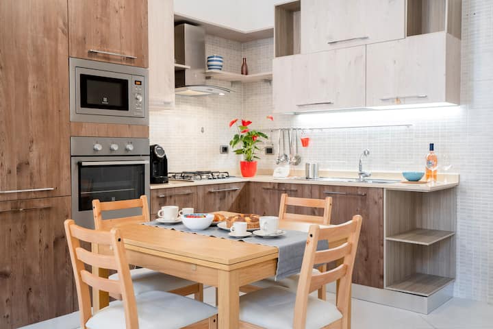 Guesthost - Stazione & Policlinico Apartment - Bari
