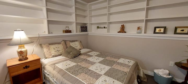 A Cosy Homey Room Away From Home - Fredericton