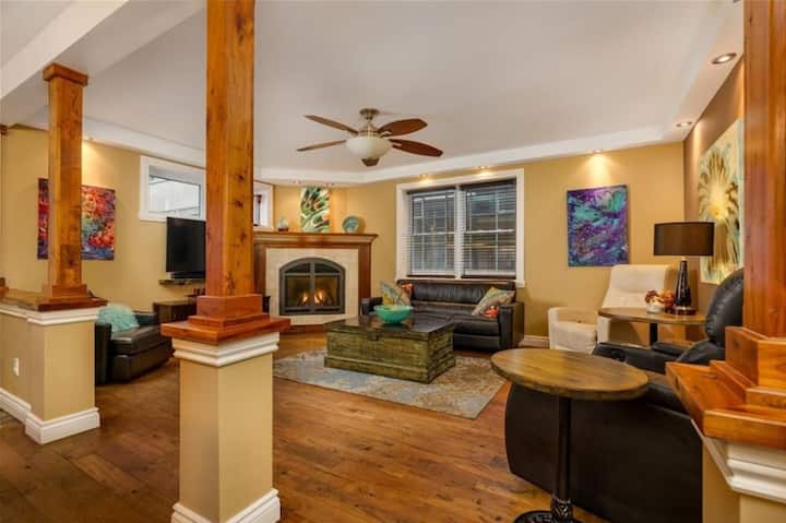 Urban Oasis: 4br Rooftop Retreat With Hot Tub - Cornwall, ON, Canada