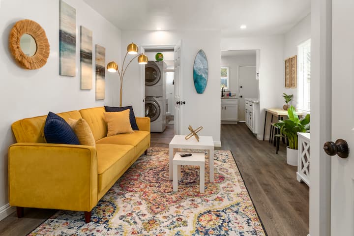 6 Minutes From Pier/ Laundry In Unit/ Free Parking - Santa Monica, CA