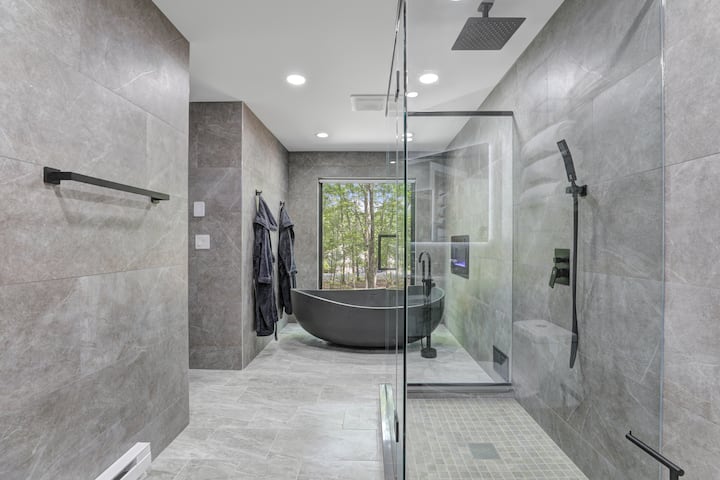 Modern Poconos Mansion 5br 3ba | Hot Tub | Sauna + - Tannersville, PA
