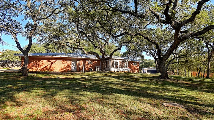New Braunfels Dog Friendly Home W Backyard Retreat - New Braunfels, TX