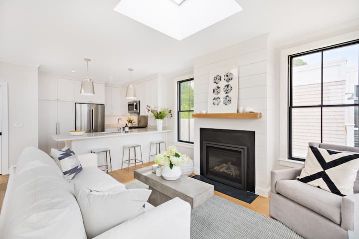 Sunny, Luxury East End Townhouse - Provincetown, MA