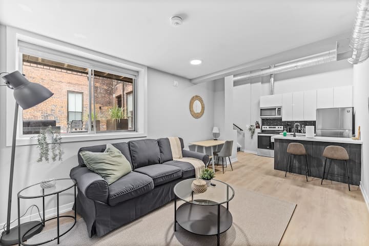 Cathedral Loft • 2 Queen Beds • Dt Peterborough - Peterborough, ON, Canada