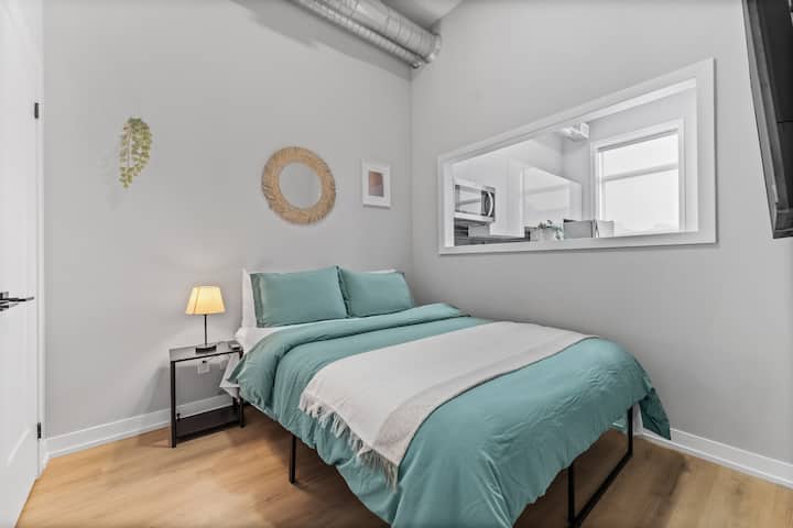 Designer Loft • 1br • Exposed Brick • Bay Windows - カナダ ピーターバラ