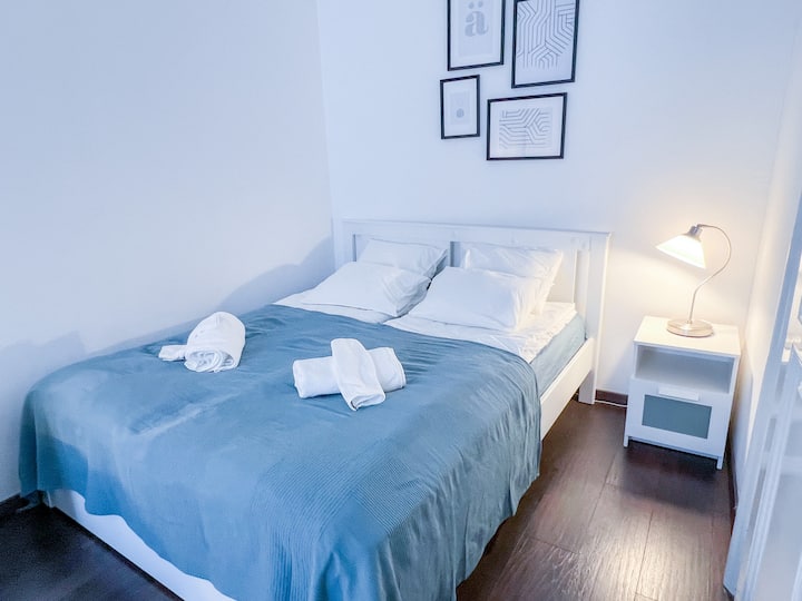 A Spacious Apartment On Holló Street With 4br/3ac - Budapest