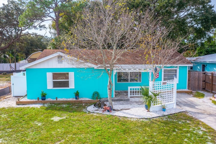 Minutes To The Beaches, Town! - Dunedin, FL