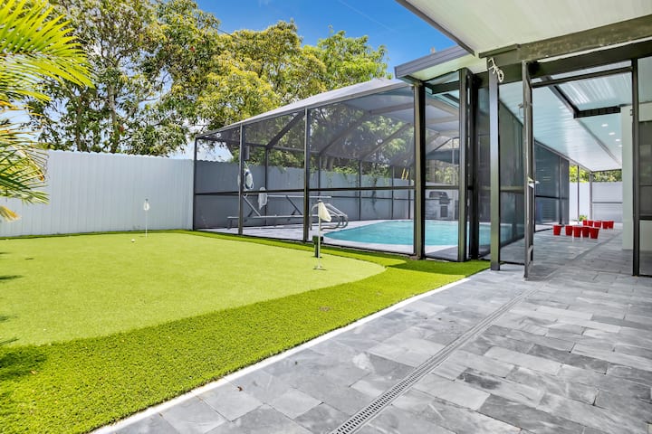 Amazing Pool House: Bbq, Arcades, Golf, Games!" - Miami Springs