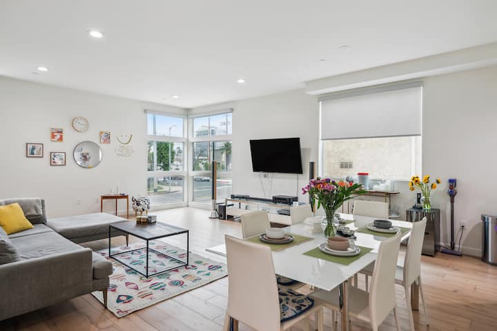 Modern 3b3b Home W/ Rooftop Views & Prime Location - Los Angeles, CA