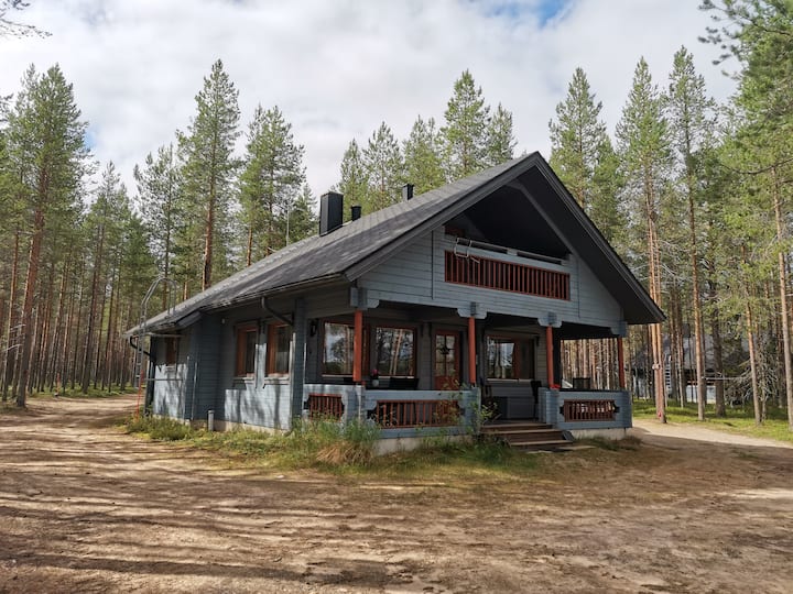 Hirsimökki Kuusamossa Saapunkijärven Rannalla. - Kuusamo