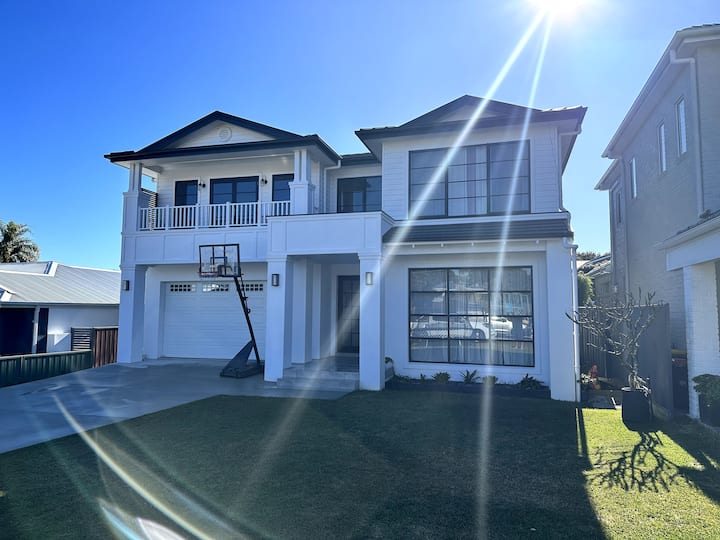 Luxury 5 Bed House Near Beach - Cronulla