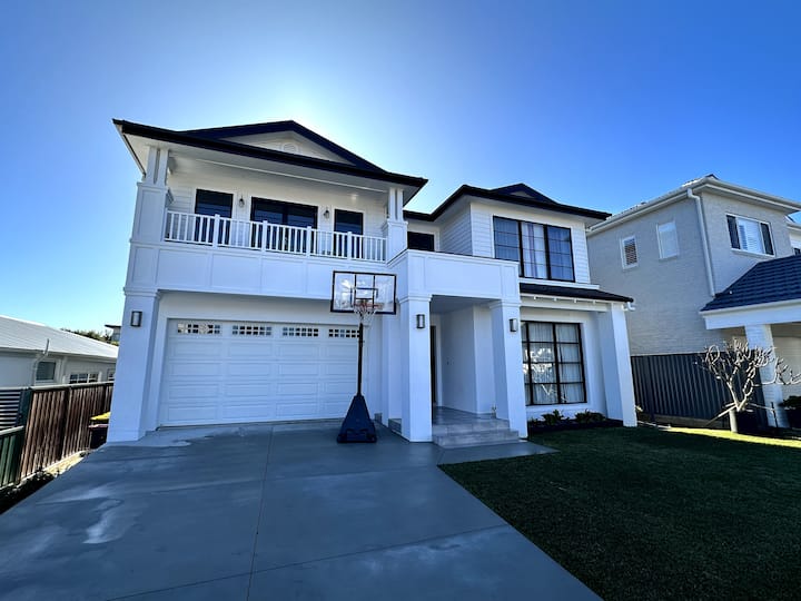 Luxury 5 Bed House Near Beach - Cronulla