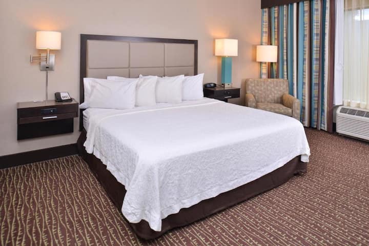 Two Queens Studio W/ Indoor Pool In Or - Bend, OR