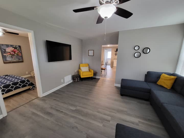 Great For Long Term Stays: 2 Bed West Side Cottage - Evansville, IN