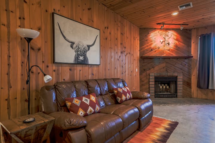 Sunny Southwest Winter Getaway With Pool & Games - Casino Del Sol